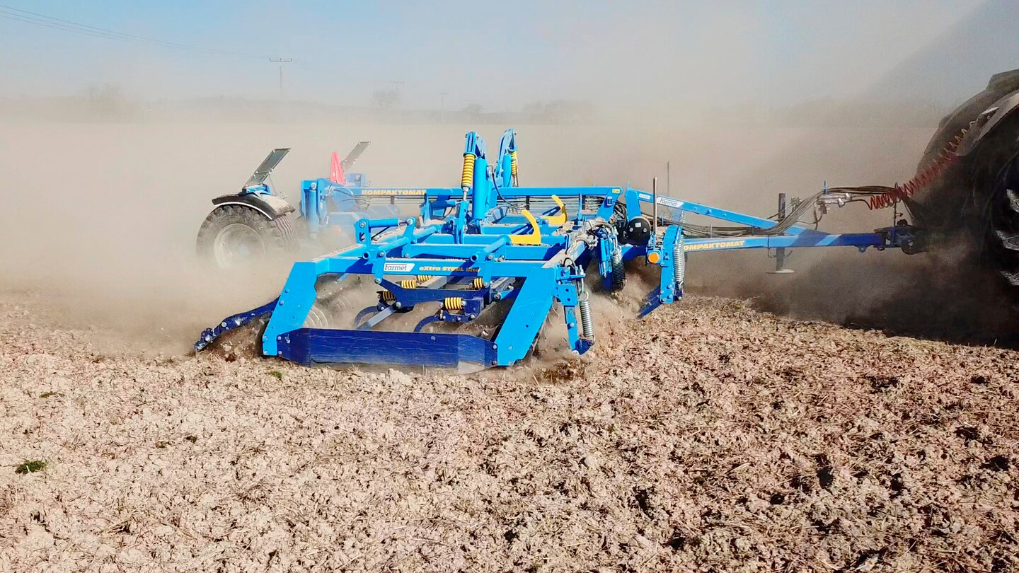 Perfect sugar beet after Kompaktomat seedbed preparation - Farmet